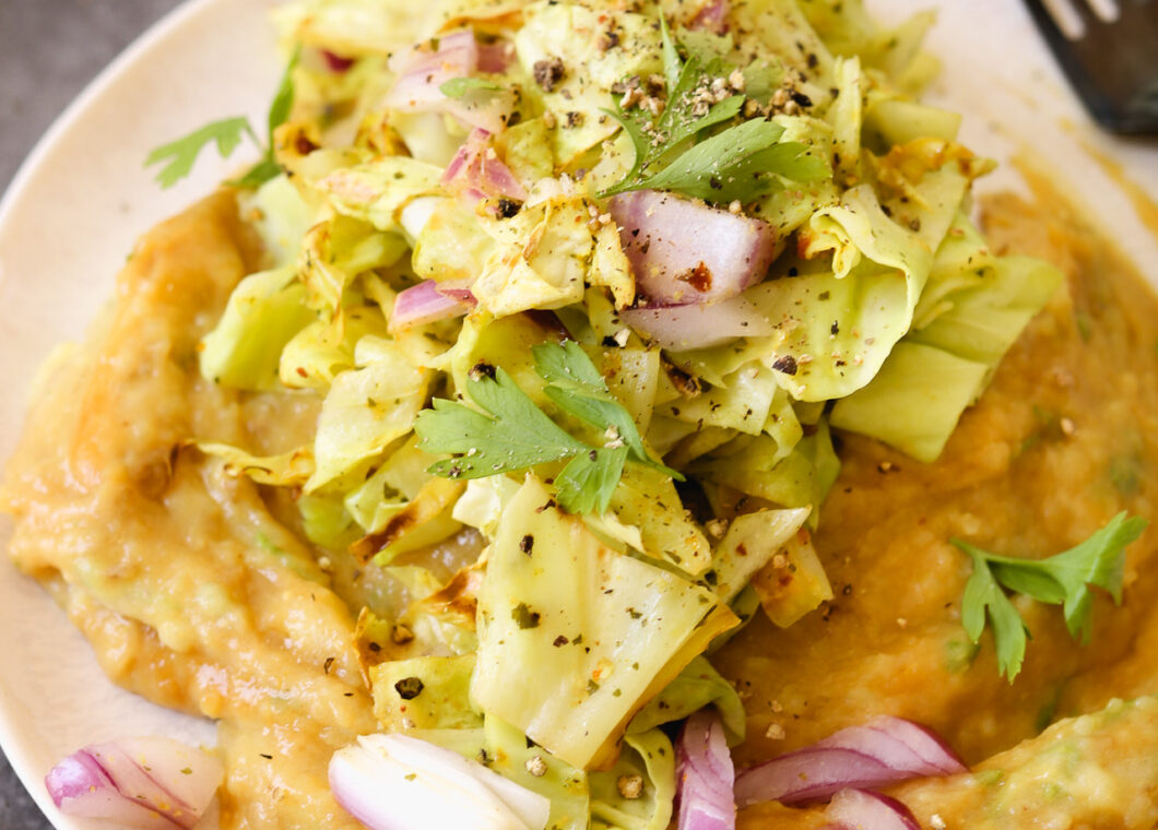 Geschmorter Spitzkohl an Kartoffelpüree