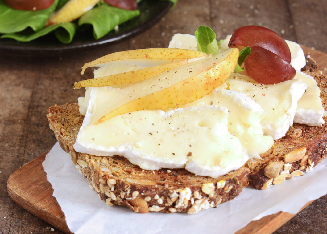 Geröstete Camembert-Brotschnitte an Trauben-Birnen-Salat
